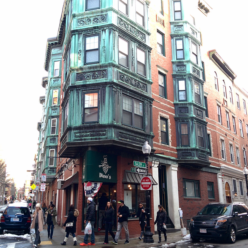 Dominic, guide Boston le nez en l'air